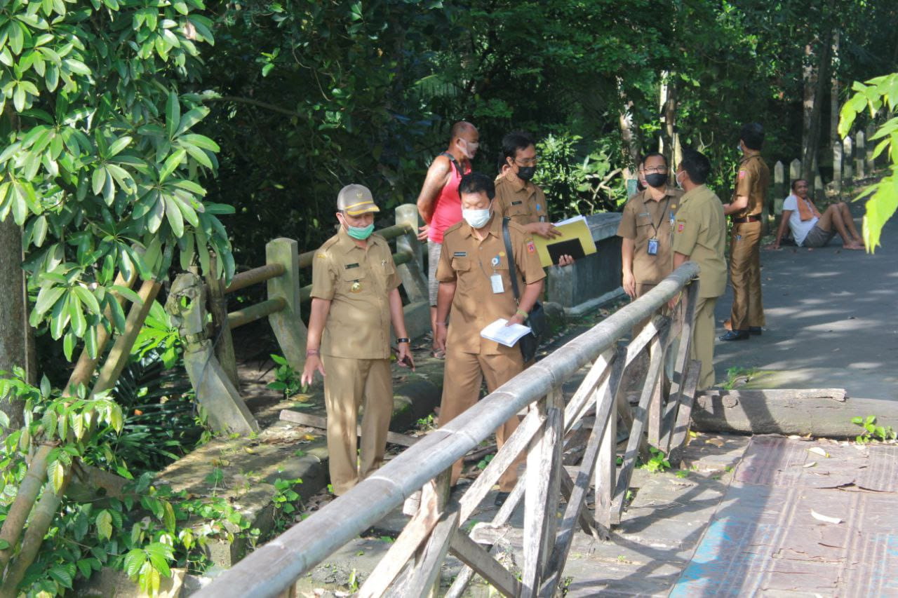 Tinjau Jembatan dan Jalan Rusak, Bupati Gede Dana Perintahkan Dinas PUPR Segera Perbaiki | Bali ...